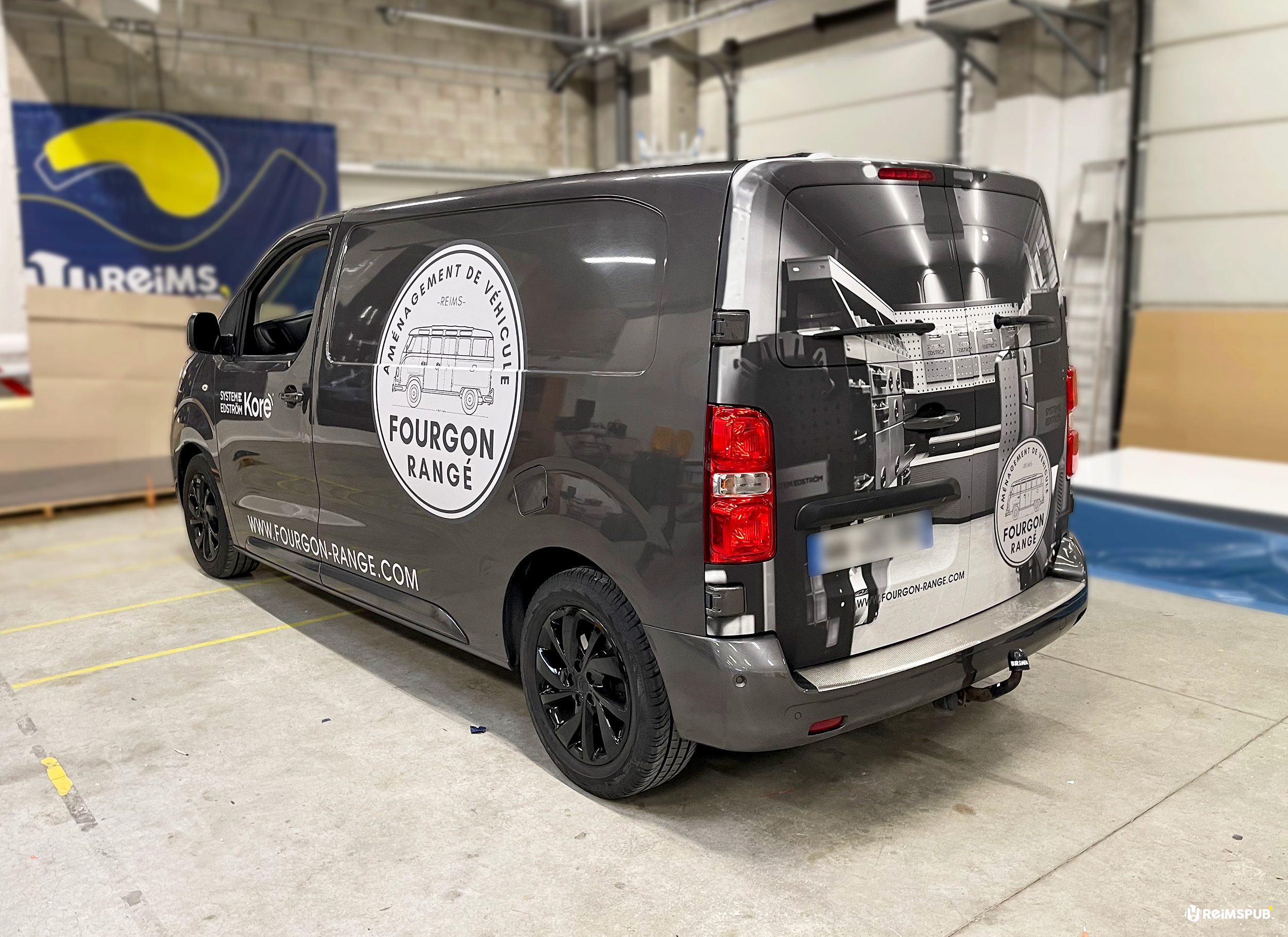 MARQUAGE VÉHICULE – FOURGON RANGÉ - Reims Publicité